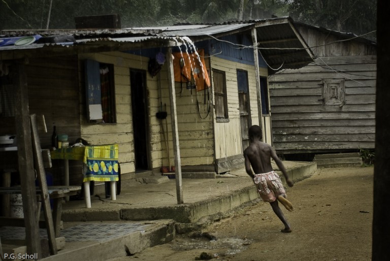 Pendant la pluie dans un village Bushinengue, Guyane Française ...