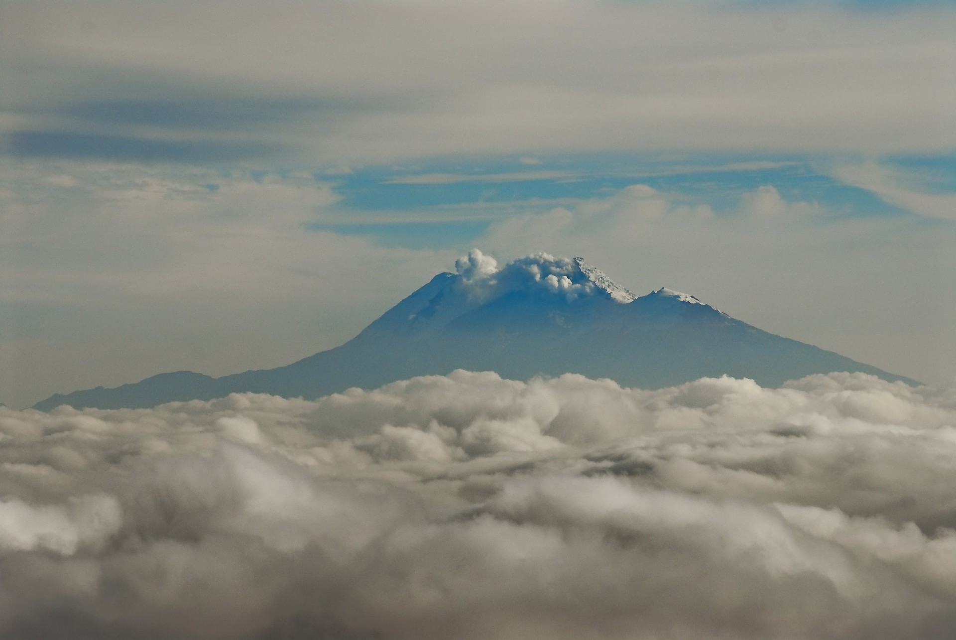 Volcan Cumbal au dessus des Nuages, Nariño, Colombie. | Pierre Scholl